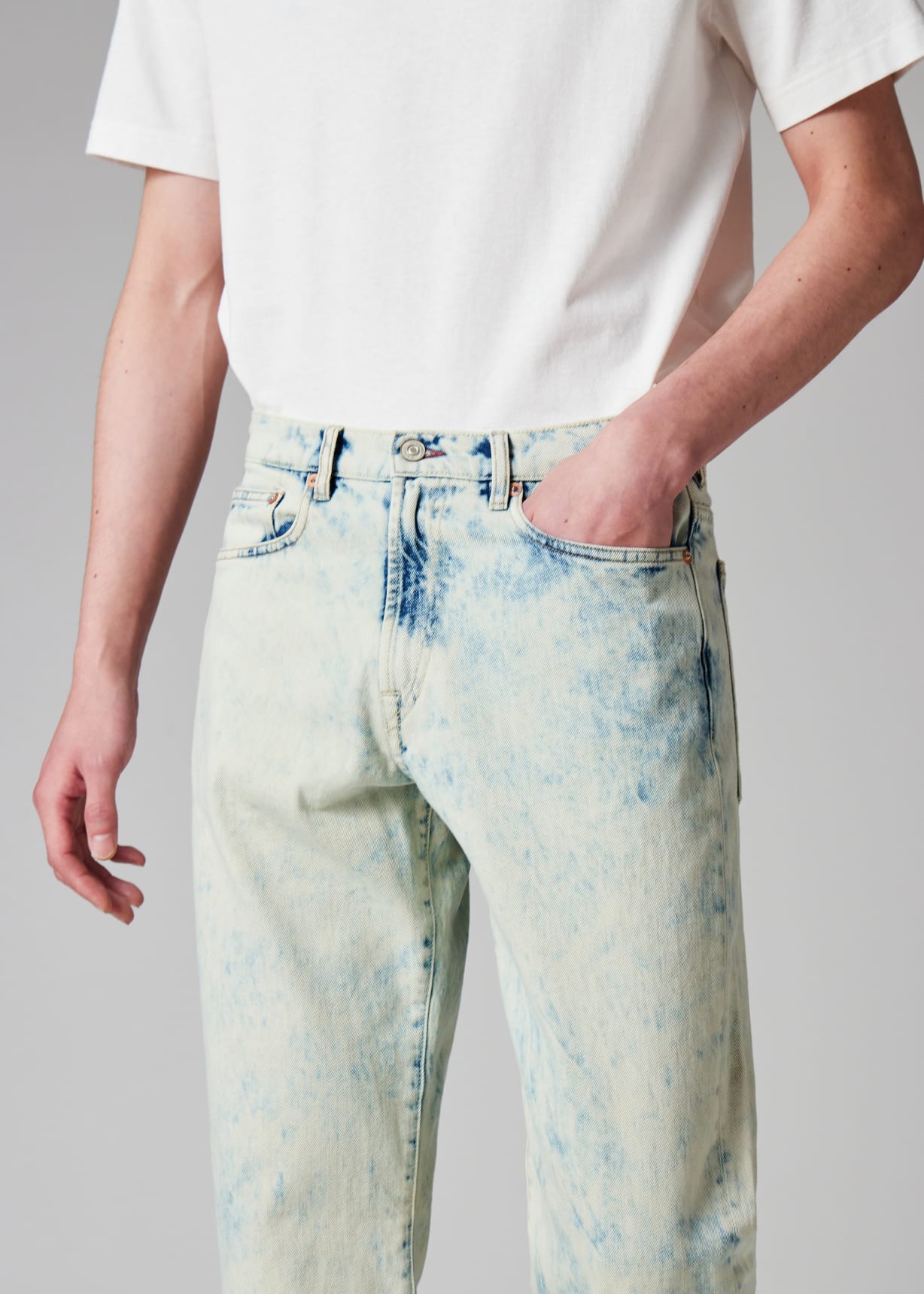 Men's Relaxed Tapered-Fit White Bleach-Wash Jeans